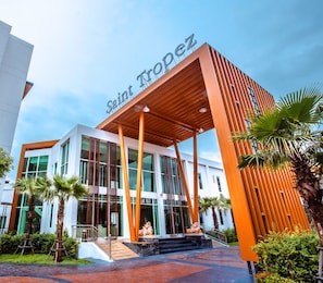 Um edifício moderno com uma placa que diz "Saint Tropez".