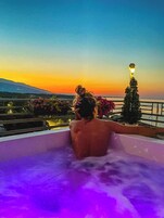 Superior Suite with Outdoor Hot Tub - Sea View | Lençóis italianos Frette, roupa de alta qualidade, edredões de penas 