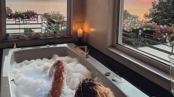Um polibã, um chuveiro de hidromassagem, produtos de higiene exclusivos