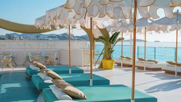 Piscina externa, guarda-sóis, espreguiçadeiras