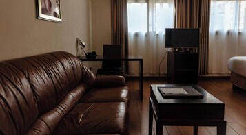 Quarto Twin Superior | Sala de estar | TV de ecrã plano 