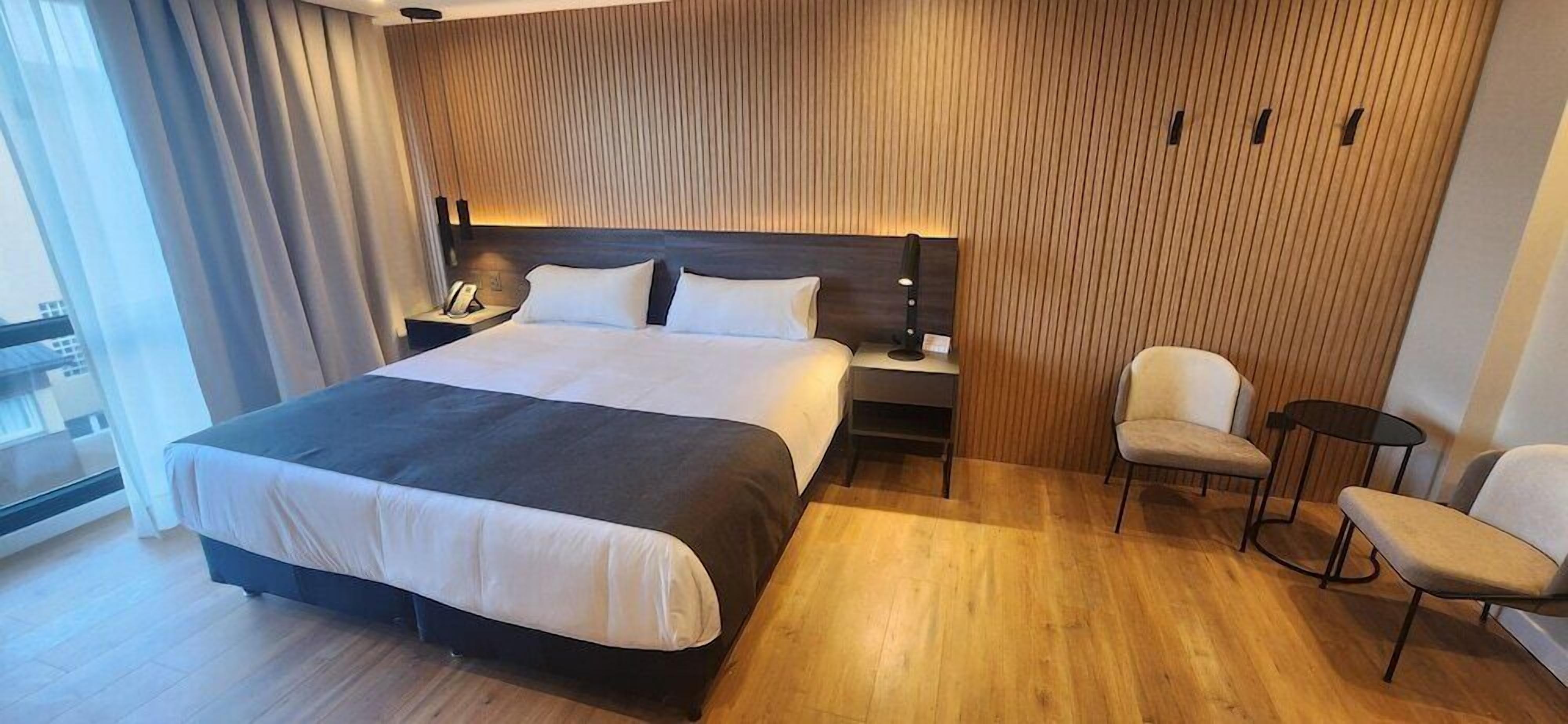 Roupas de cama premium, camas Select Comfort, frigobar