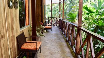 Suite, 1 quarto, vista para o jardim | Vista da varanda