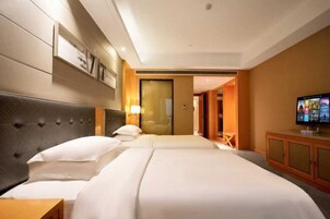 Minibar, cofre no quarto, ferro/tábua de engomar, despertadores 