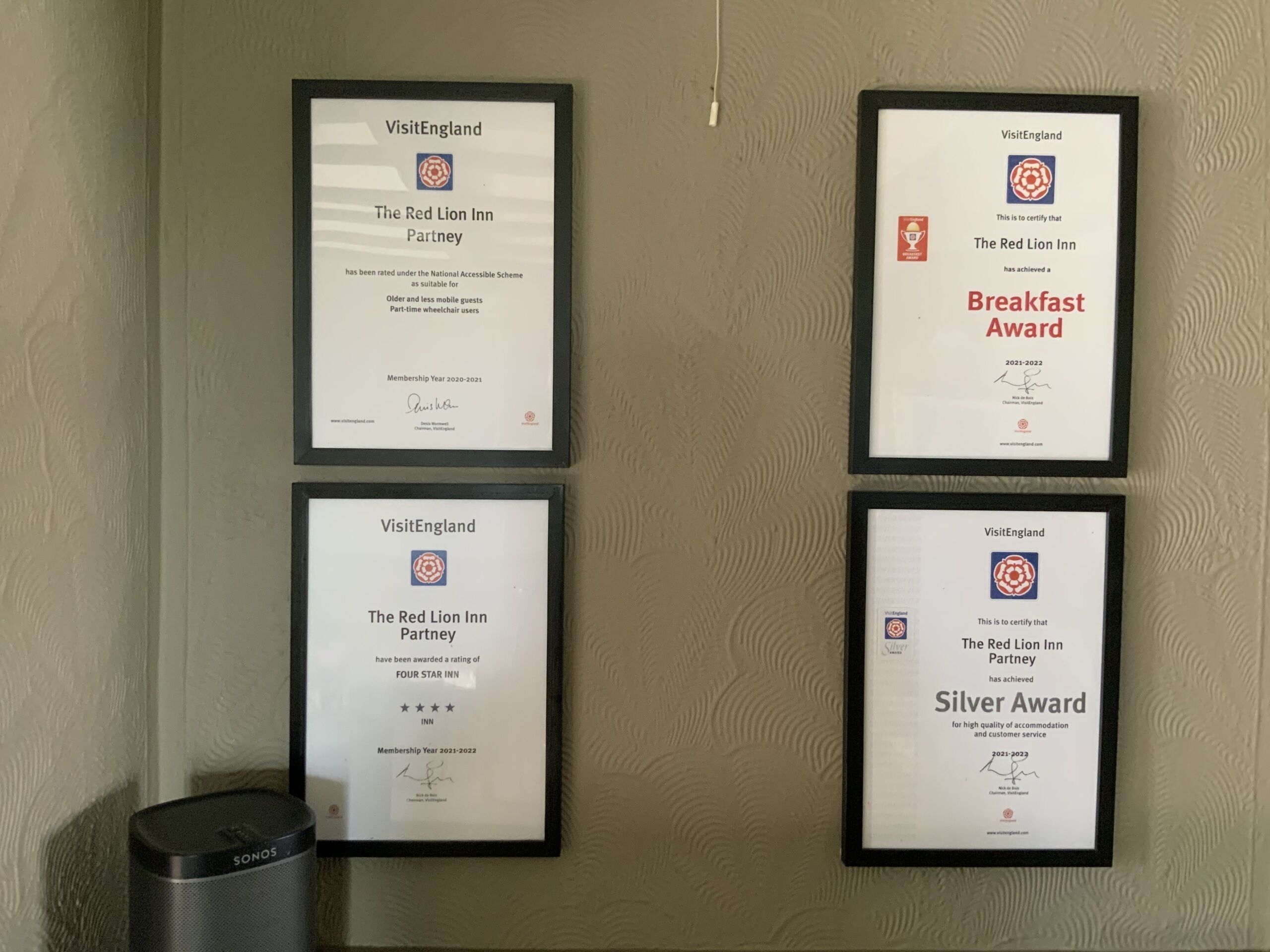 Quatro prémios emoldurados para o The Red Lion Inn Partney, incluindo um prémio de Pequeno-almoço e um prémio de Prata.