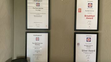Quatro prémios emoldurados para o The Red Lion Inn Partney, incluindo um prémio de Pequeno-almoço e um prémio de Prata.