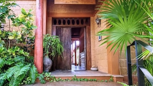 Uma entrada de madeira com uma placa indicando 