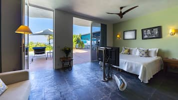 Suíte estúdio premium, 1 cama King, vista para o oceano, ao lado da praia | Roupas de cama premium, frigobar, cofres nos quartos, escrivaninha