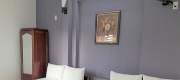 Quarto Triplo (No Air Conditioning) | Roupa de alta qualidade, cofre no quarto, secretária 