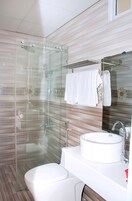 Quarto Triplo Superior, Vista para a cidade | Casa de banho | Um polibã, um chuveiro fixo, produtos de higiene exclusivos, chinelos 