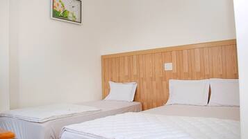 Quarto triplo superior, vista para a cidade | Roupas de cama premium, cofres nos quartos, escrivaninha