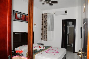 Quarto standard | Banheiro | Chuveiro, produtos de toalete grátis, secador de cabelo 