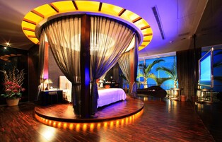 Quarto Duplo Deluxe | Roupa de alta qualidade, com decoração personalizada 