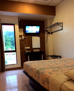 Quarto Duplo ou Twin Standard | Secretária, cortinas/cortinados opacos, ferro/tábua de engomar 