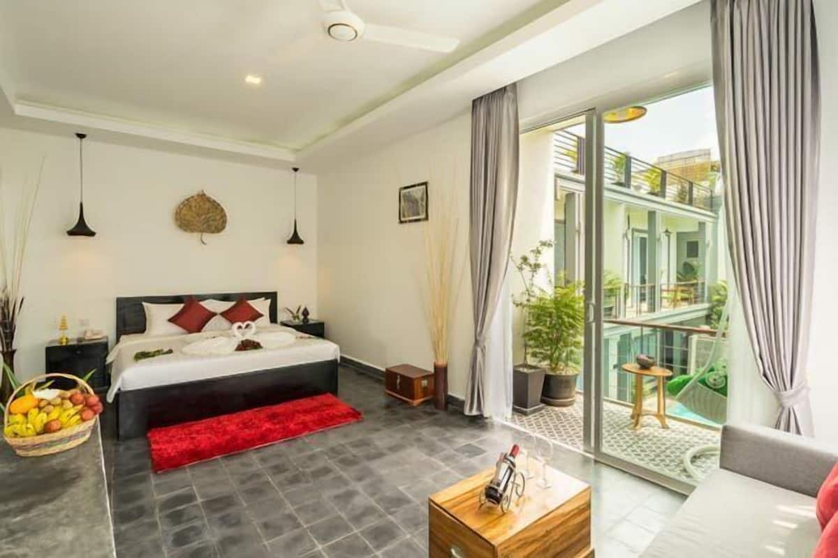 Suite, vista para a piscina | 1 quarto, minibar, cofre no quarto, secretária