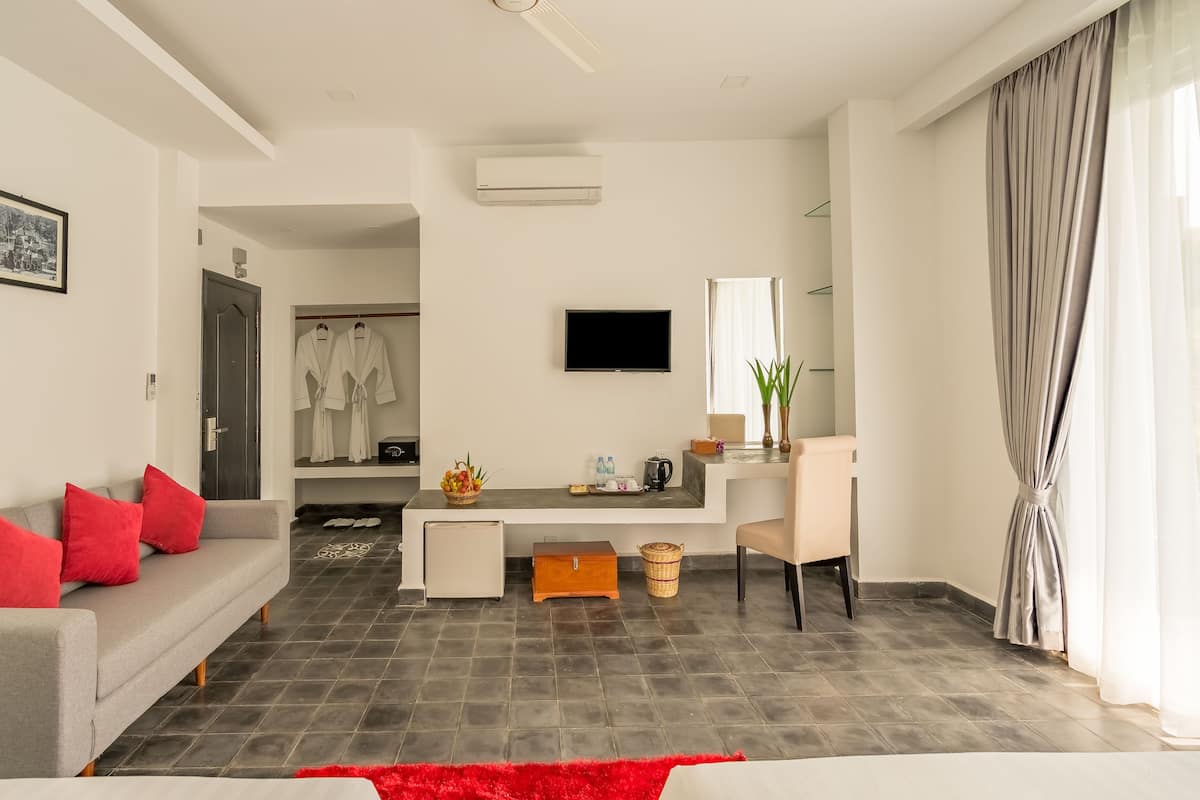 Quarto Twin Deluxe, 2 camas individuais, vista para a piscina | 1 quarto, minibar, cofre no quarto, secretária