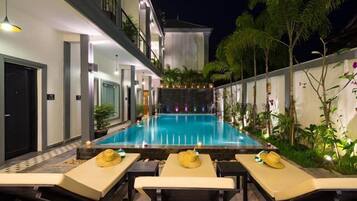 Terraço com espreguiçadeiras