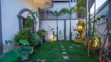 Piscina exterior, guarda-sóis