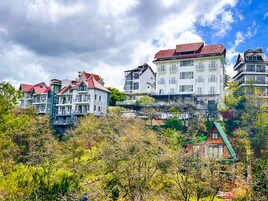 Quarto Twin Superior, 2 camas individuais, vista para o jardim | Sala de estar | Televisor de ecrã plano de 32 polegadas com canais por cabo, televisor 