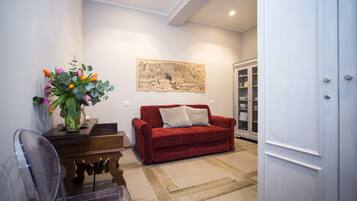 Suite executive, cucina, vista città , Edificio annesso | Sala de estar