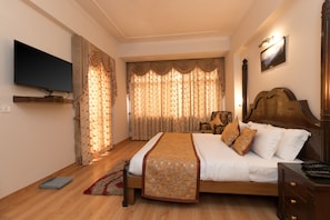 Suite Básica | Edredões de penas, cofre no quarto, com mobília individualizada