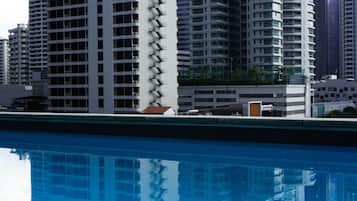 Piscina exterior, espreguiçadeiras