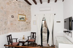 Comfort Double Room, Shared Terrace | Roupas de cama premium, escrivaninha, quartos à prova de som