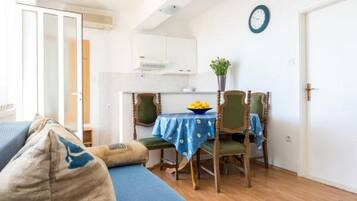 Apartamento Standard, 1 quarto, varanda | Cozinha privada | Uma chaleira elétrica