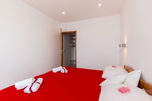 Quarto casal superior, sacada, vista para o mar | Roupas de cama premium, Wi-Fi de cortesia, roupa de cama
