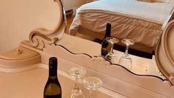 Suíte, 1 cama Queen e sofá-cama (Burnside One Bedroom Suite) | Comodidades do quarto