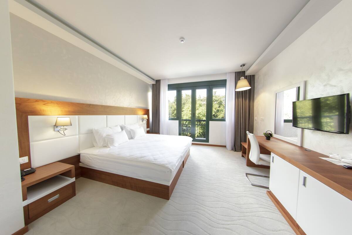 Roupas de cama premium, frigobar, cofres nos quartos, escrivaninha