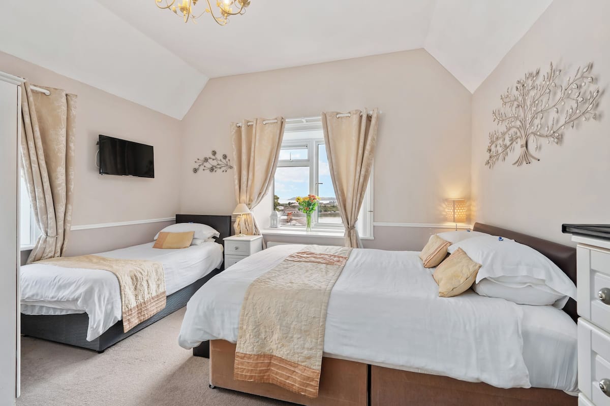 Quarto Triplo, casa de banho anexa | Roupa de alta qualidade, camas de colchão viscoelástico