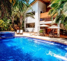 Villa Exclusiva | Sala de estar | Televisor de ecrã plano de 32 polegadas com canais por cabo, televisor