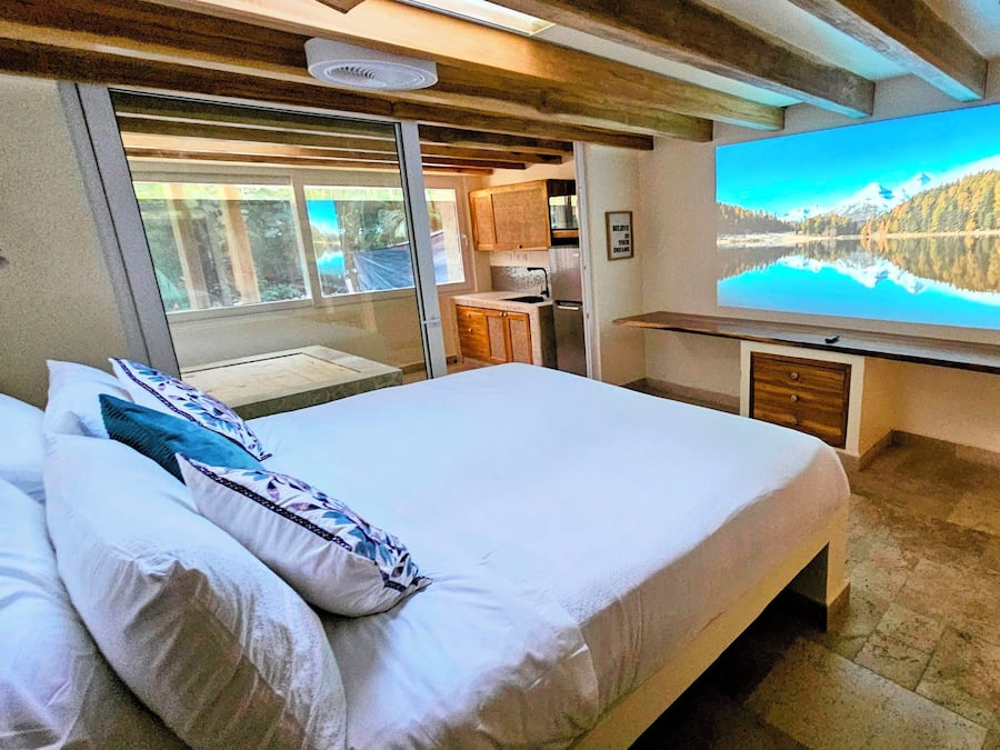 Quarto superluxo, cozinha americana, na torre | Cortinas blackout, Wi-Fi de cortesia, roupa de cama