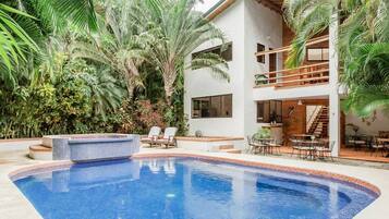 Piscina exterior, guarda-sóis, espreguiçadeiras