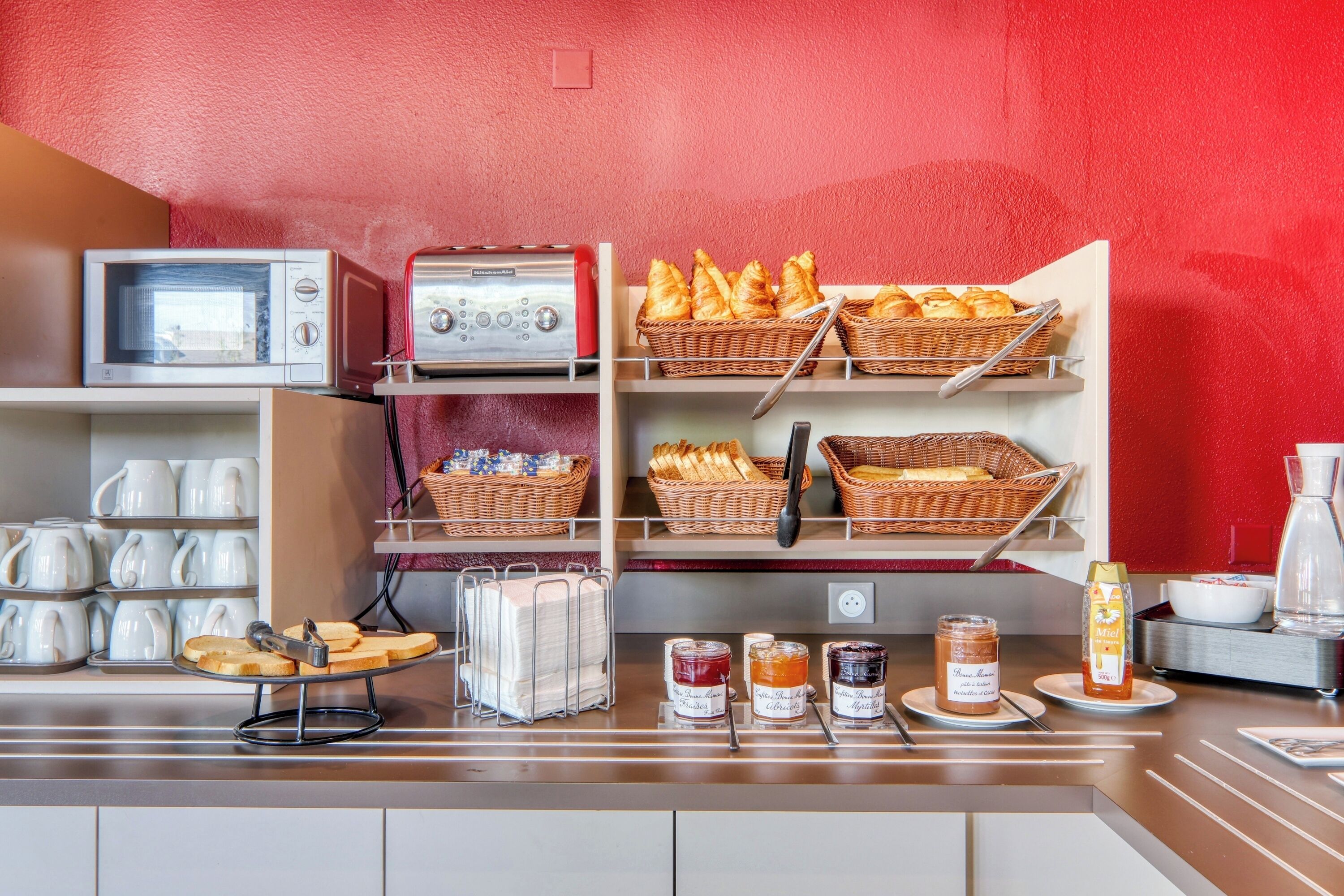 Café da manhã feito na hora todos os dias mediante uma taxa