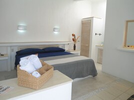 Quarto Standard, 1 cama king-size | Secretária, camas desdobráveis, Wi-fi grátis, roupa de cama fornecida