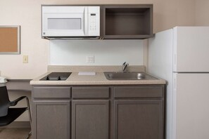 Quarto Standard, 2 camas queen-size, não fumadores | Secretária, secretária adequada para computadores portáteis 