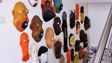 Uma variedade de máscaras dispostas numa parede.