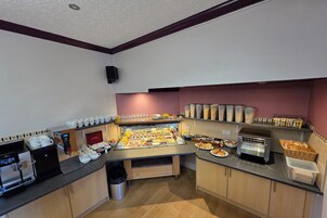 Café da manhã continental diário (GBP 12.00 por pessoa) 