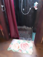Quarto casal ou duplo básico | Banheiro | Chuveiro com efeito de chuva, produtos de toalete grátis
