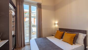 Quarto casal, 1 cama de casal, terraço | Roupas de cama premium, frigobar, cofres nos quartos, escrivaninha