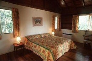 Vila com design assinado, 1 cama King, cozinha, vista para o jardim | Individualmente decorados, escrivaninha