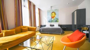 Roupas de cama premium, cofres nos quartos, escrivaninha