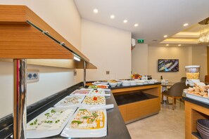 Café da manhã com buffet grátis todos os dias