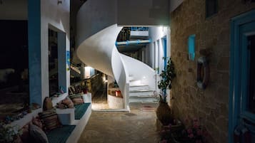 Fachada da propriedade à noite