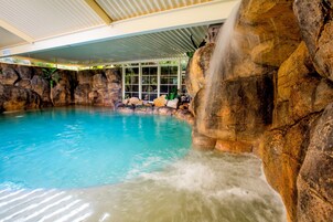 Piscina interior, piscina exterior, guarda-sóis, espreguiçadeiras 