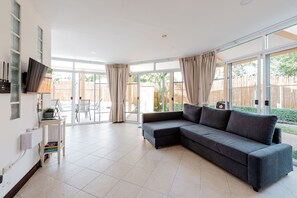 Twin Villas Ao Nang | Sala de estar | Televisor de ecrã plano de 32 polegadas com canais por cabo 