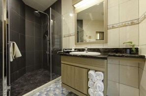 Quarto Familiar (6 people) | Casa de banho | Um polibã, artigos de higiene pessoal grátis, um secador de cabelo 