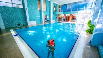 Piscina interna, funciona das 10h às 18h, espreguiçadeiras
